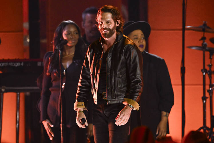 Thomas Rhett Suffers Broken Ankle After Falling at Concert | Closer Weekly